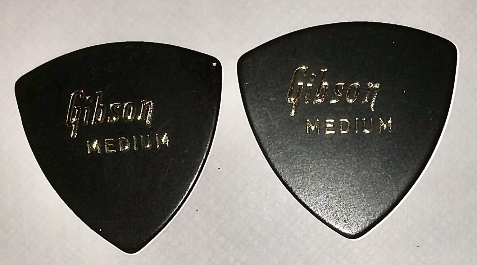 GIBSON Guitar Pick (1) Triangle Medium Gauge Bass Pick Vintage 1970s #G ...